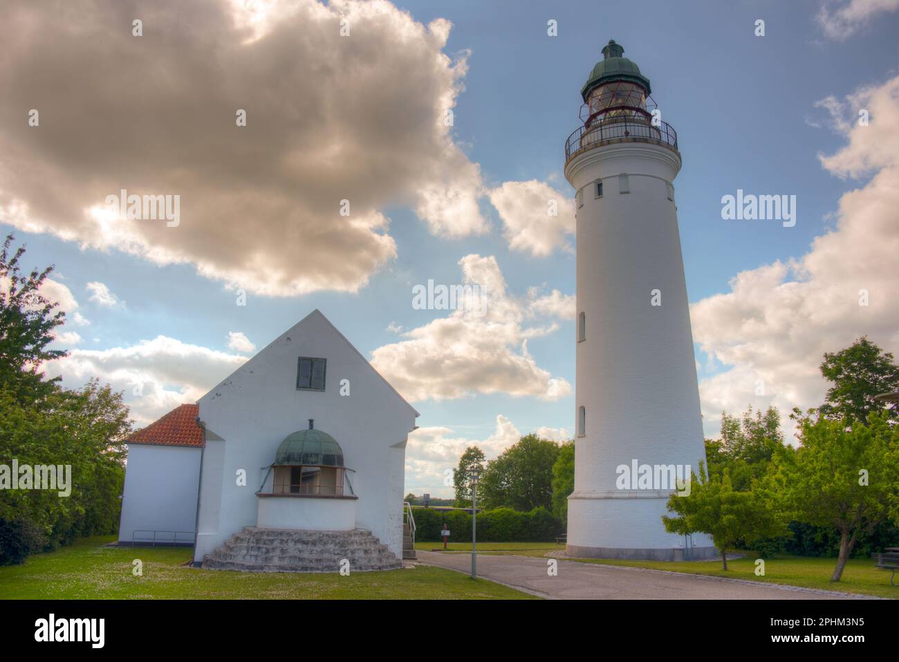 Lighthouse at base of cliff hi-res stock photography and images - Alamy