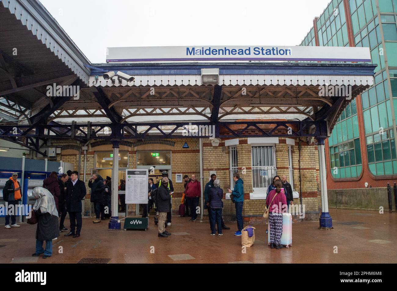 Maidenhead, Berkshire, UK. 29th March, 2023. Maidenhead Railway Station ...