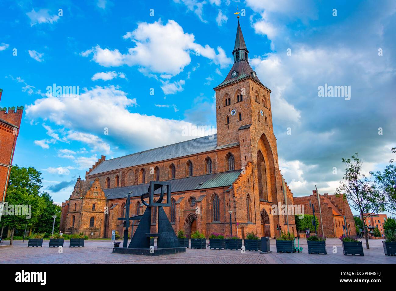 Canute statue hi-res stock photography and images - Alamy