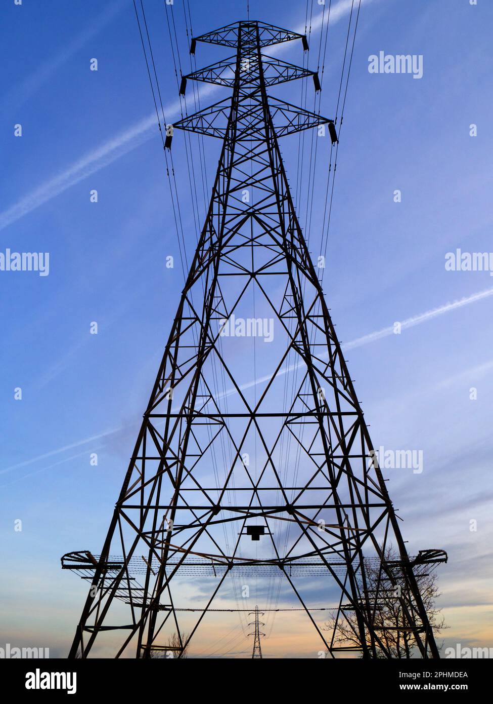 Pylon field england wheat hi-res stock photography and images - Alamy
