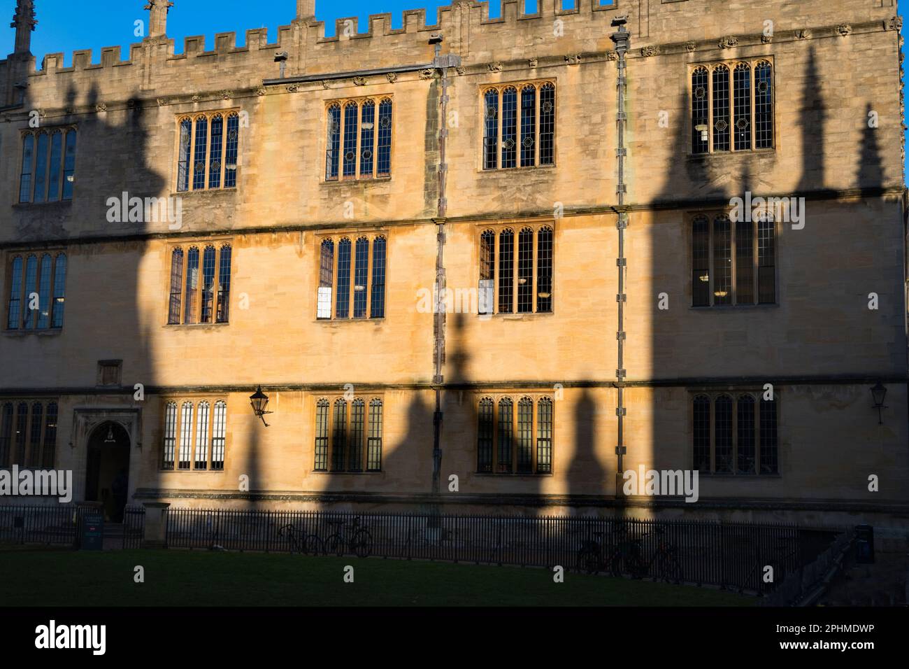 Here we see one of the most famous buildings in the heart of Oxford ...