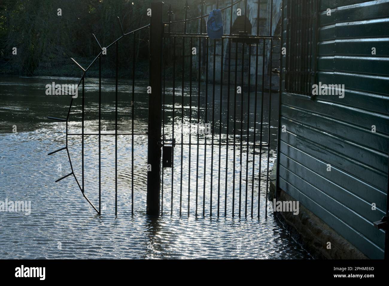 The River Cherwell floods by Magdalen Bridge in Oxford, England ...