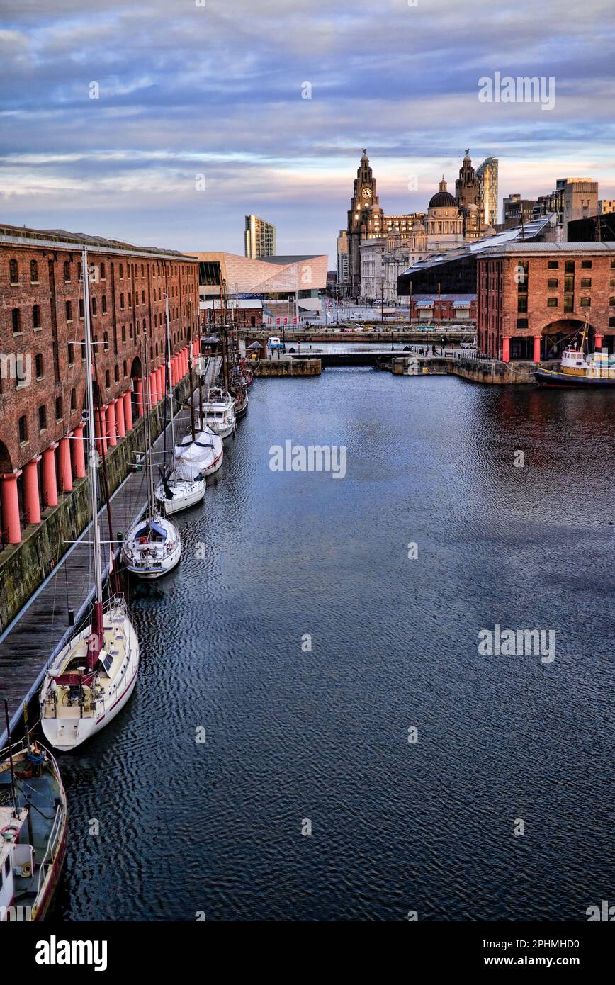 Liverpool docks liver building hi-res stock photography and images - Alamy