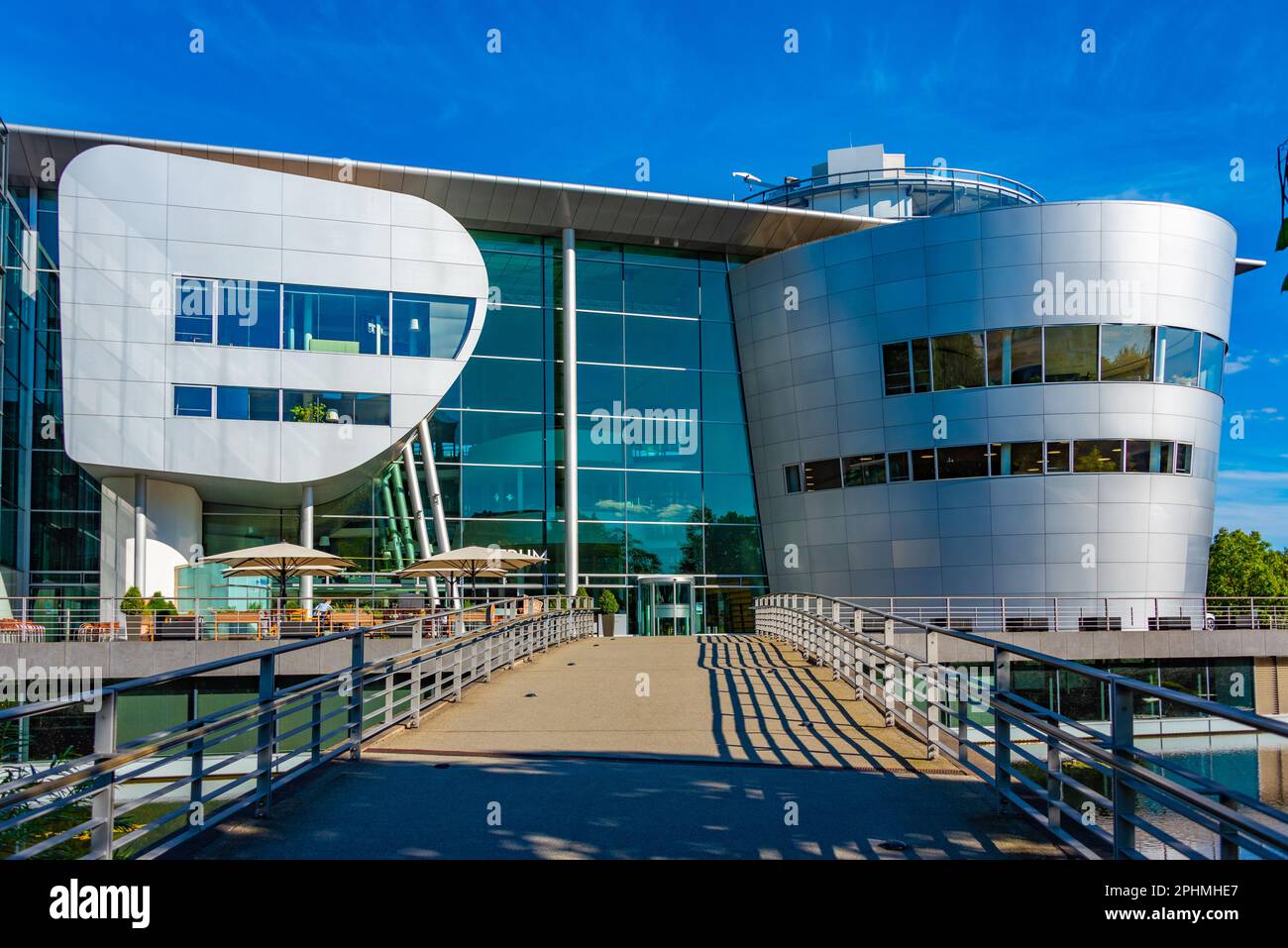 Building of the transparent factory of volkswagen in dresden hi-res ...
