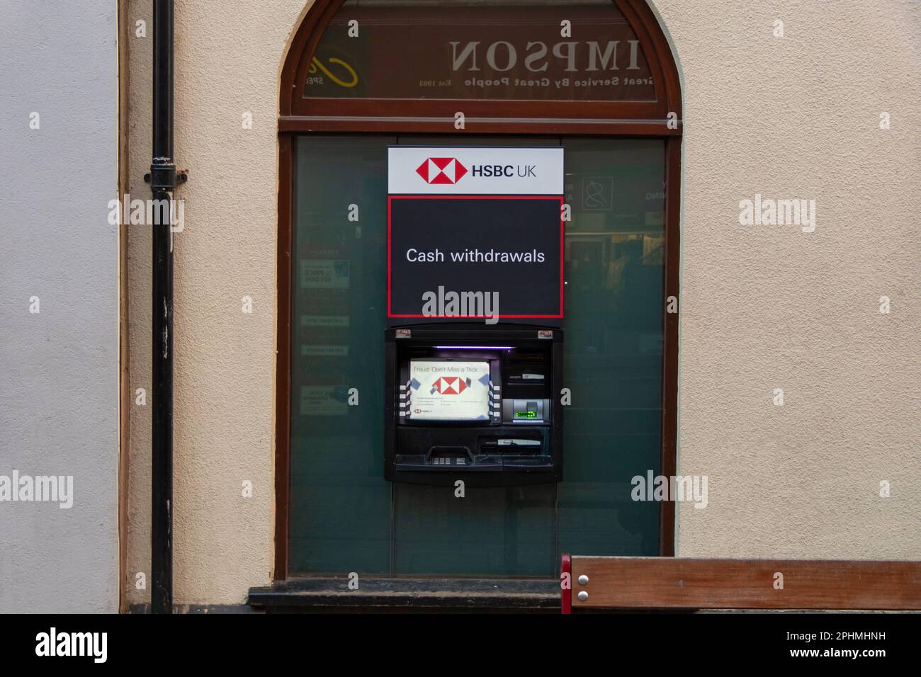 NEWARK ON TRENT, NOTTINGHAMSHIRE/ENGLAND - 29 December 2022: HSBC cash ...