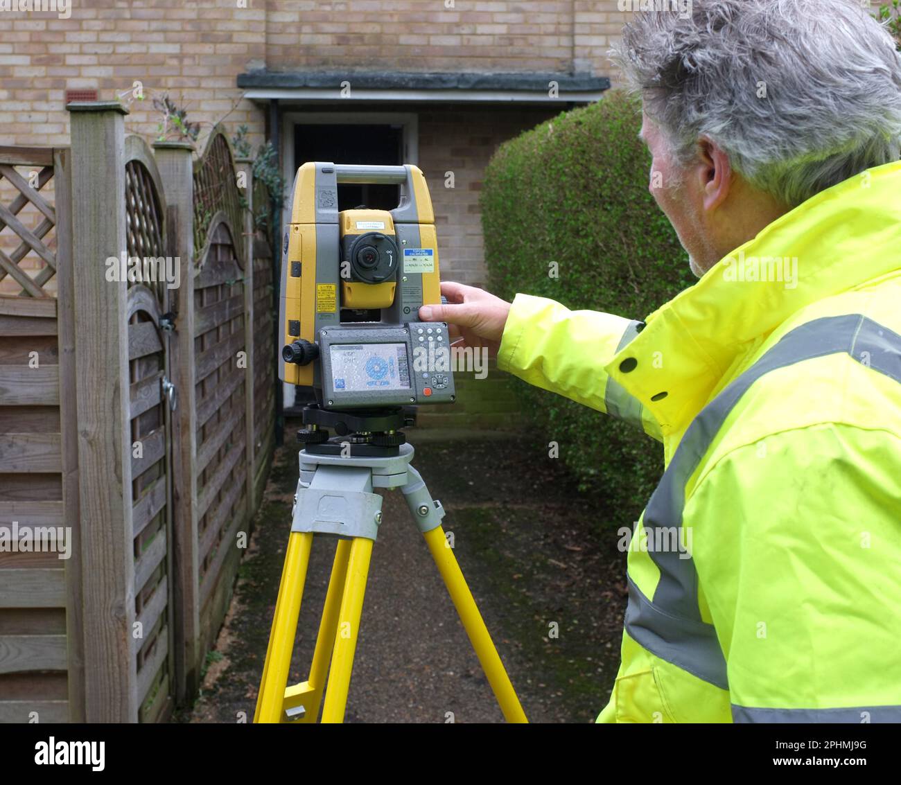Surveyor using total station hi-res stock photography and images - Alamy
