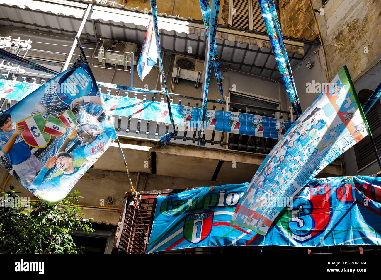 Celebration team balcony football hi-res stock photography and images ...