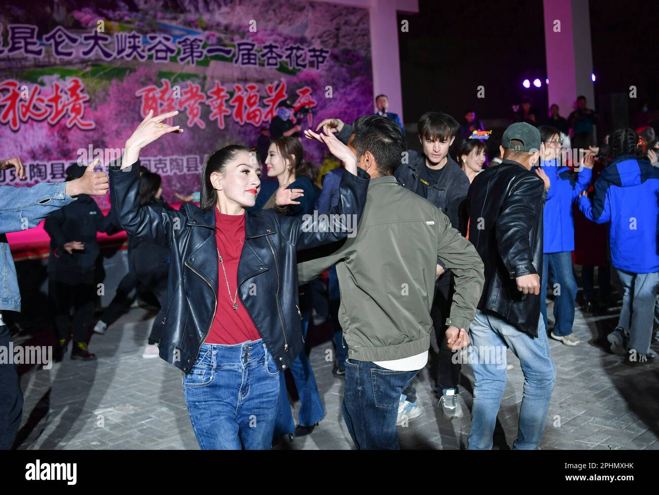 Akto, March 29, 2023 (Xinhua) -- Villagers and tourists dance in ...