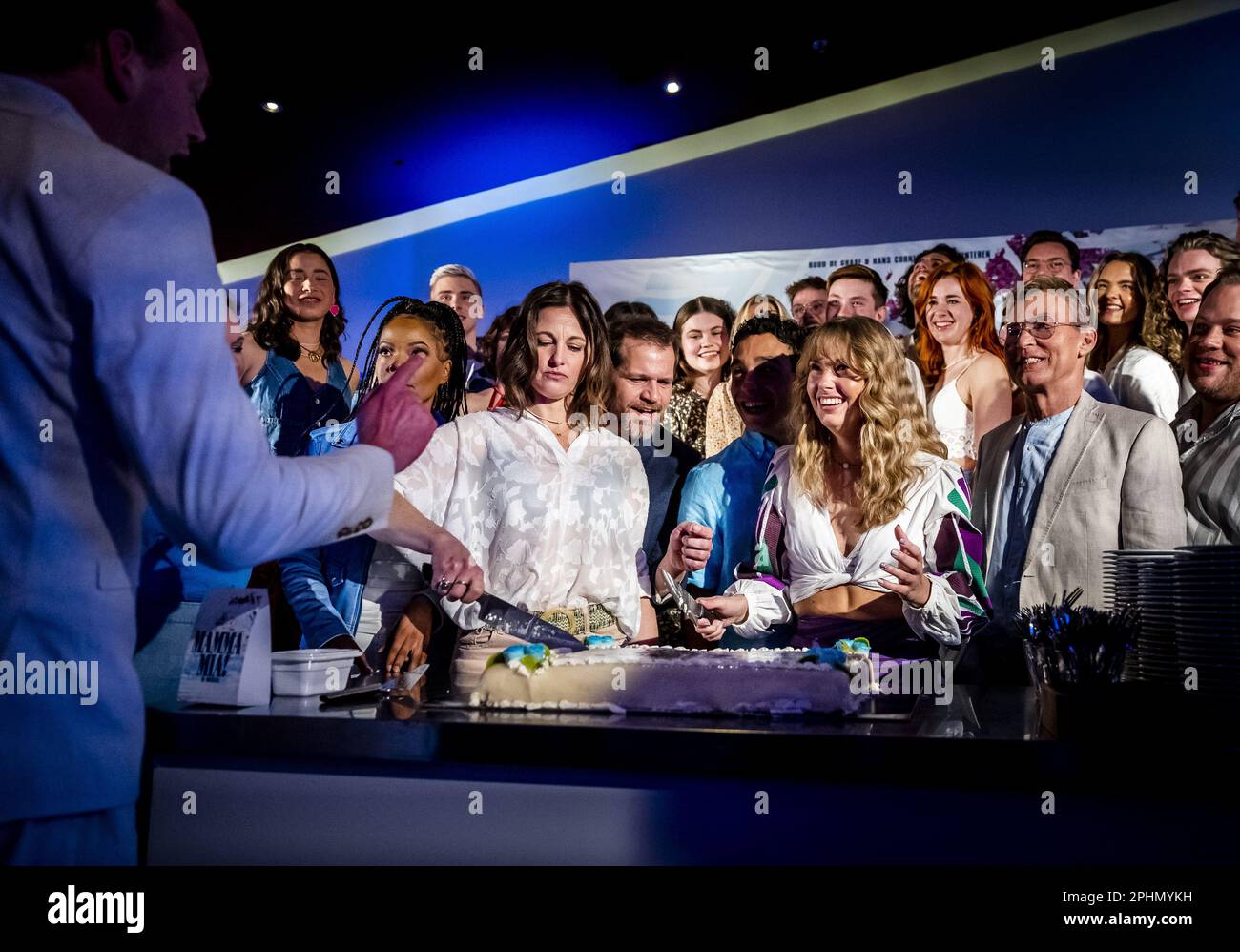 AMSTERDAM - The cast cuts a cake during the cast presentation of the ABBA musical Mamma Mia. ANP ...