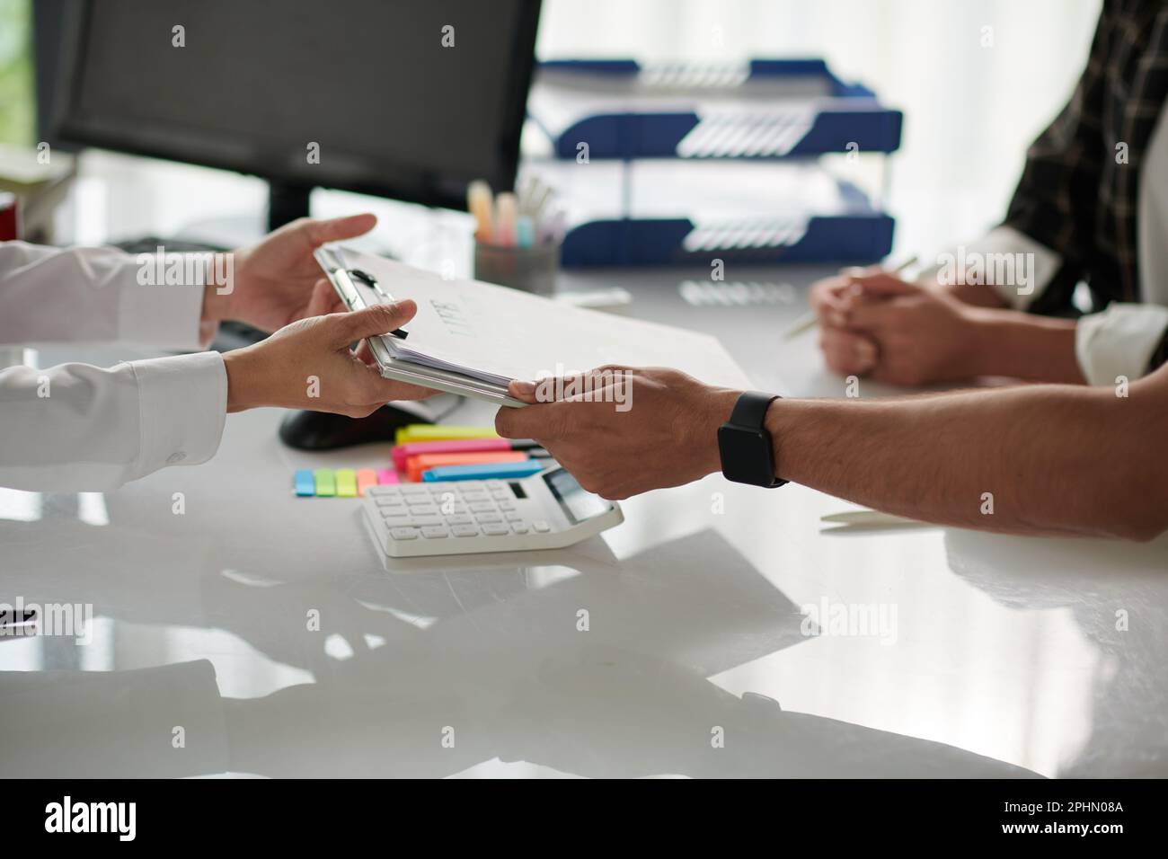 Insurance agent couple hi-res stock photography and images - Alamy