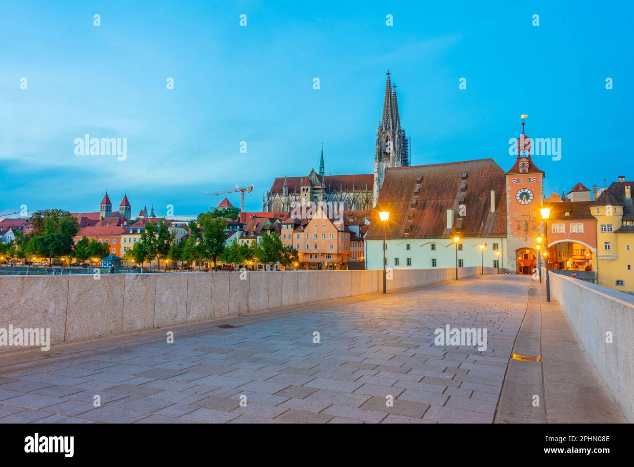 Sunrise view of the Old stone bridge over river Danube in Regensburg ...