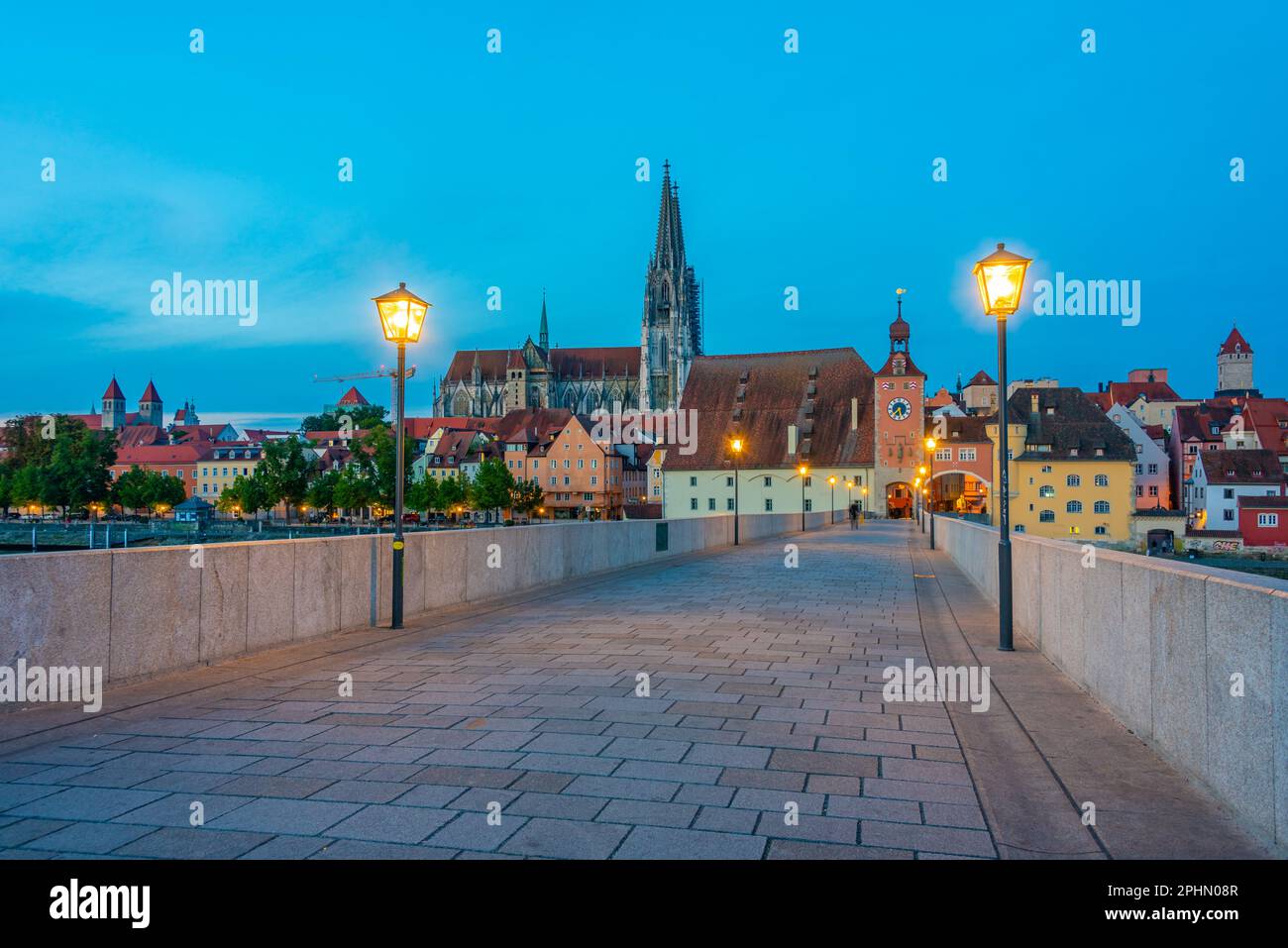 Sunrise view of the Old stone bridge over river Danube in Regensburg ...