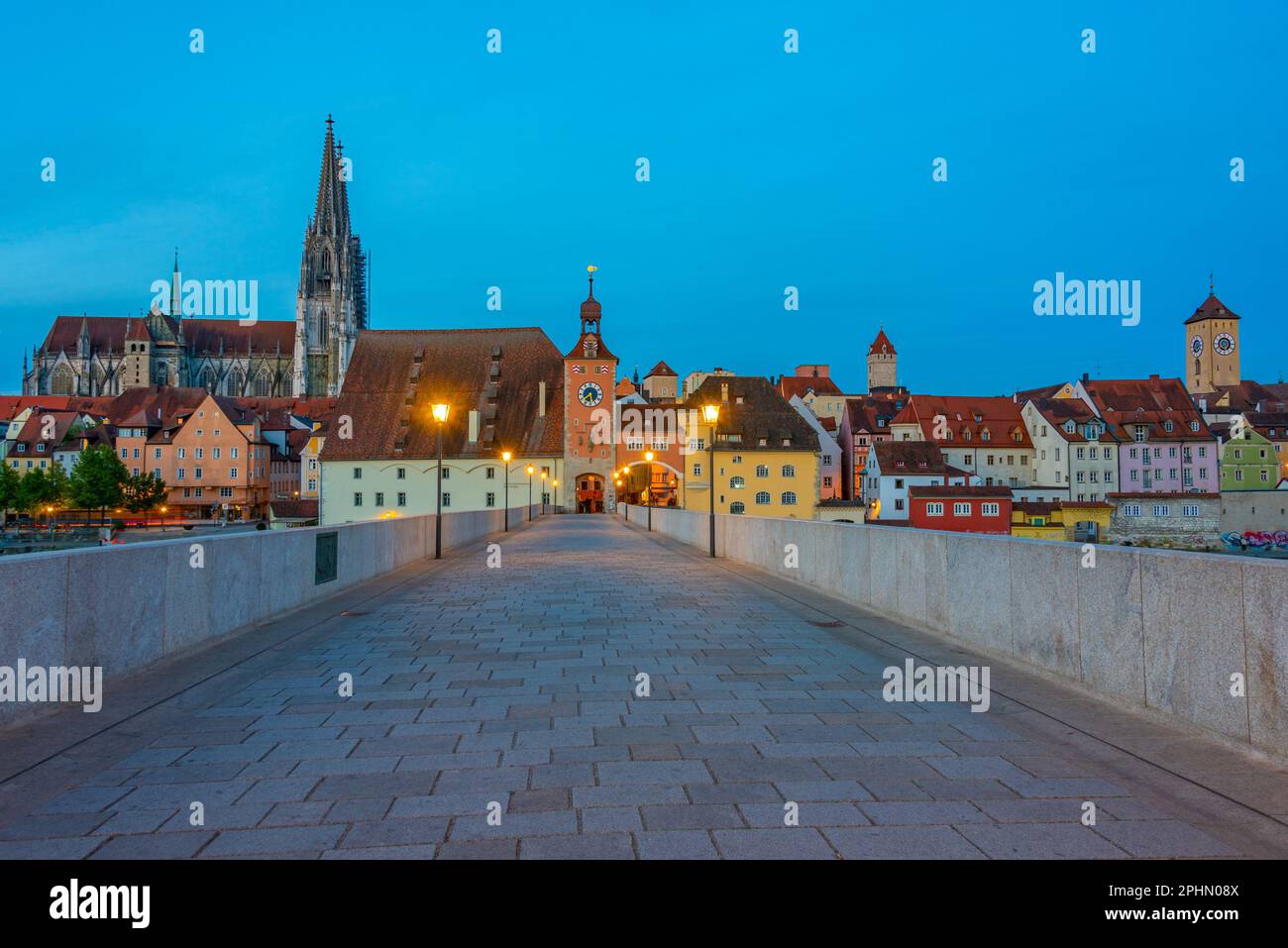 Sunrise view of the Old stone bridge over river Danube in Regensburg ...