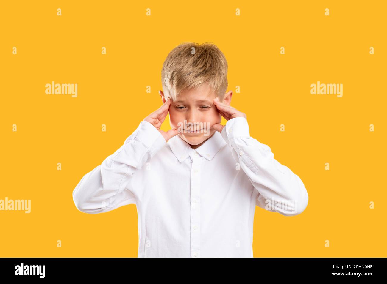 child anxiety stress troubled boy clutching head Stock Photo - Alamy