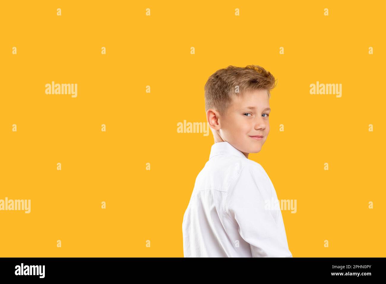 confident kid portrait boy looking over shoulder Stock Photo - Alamy