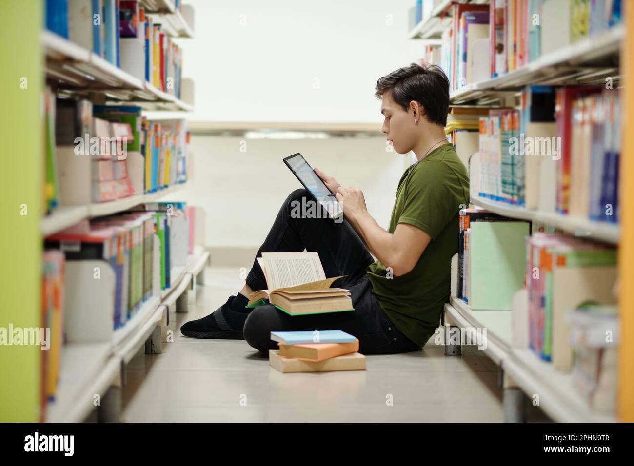 Serious student working library hi-res stock photography and images - Alamy