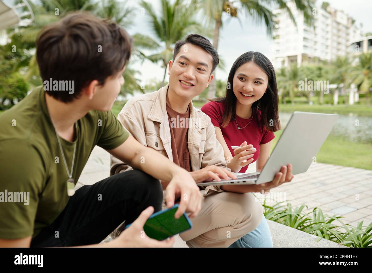 Group university students sitting hi-res stock photography and images ...
