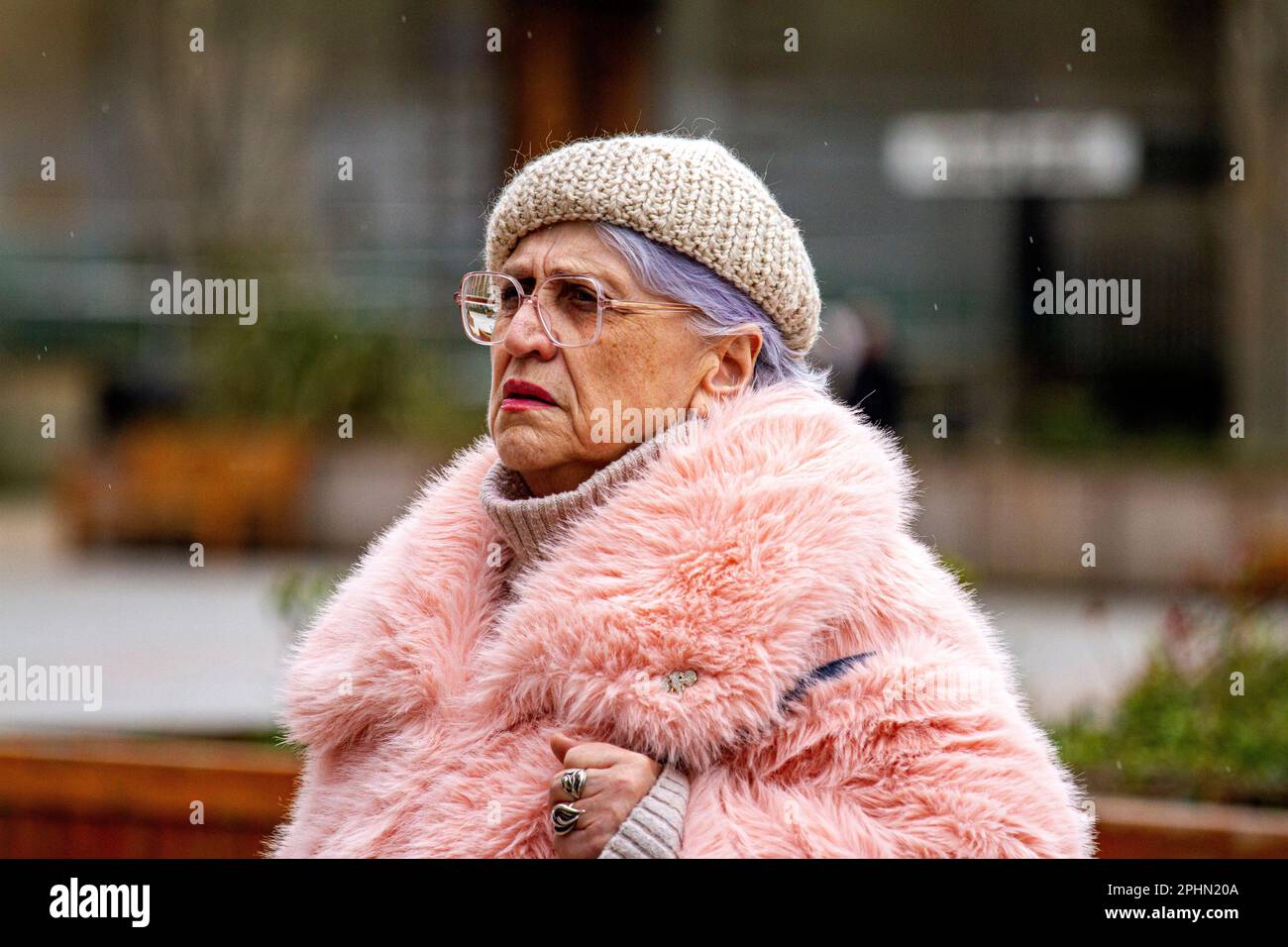 Fashionable woman out spending money hi-res stock photography and ...