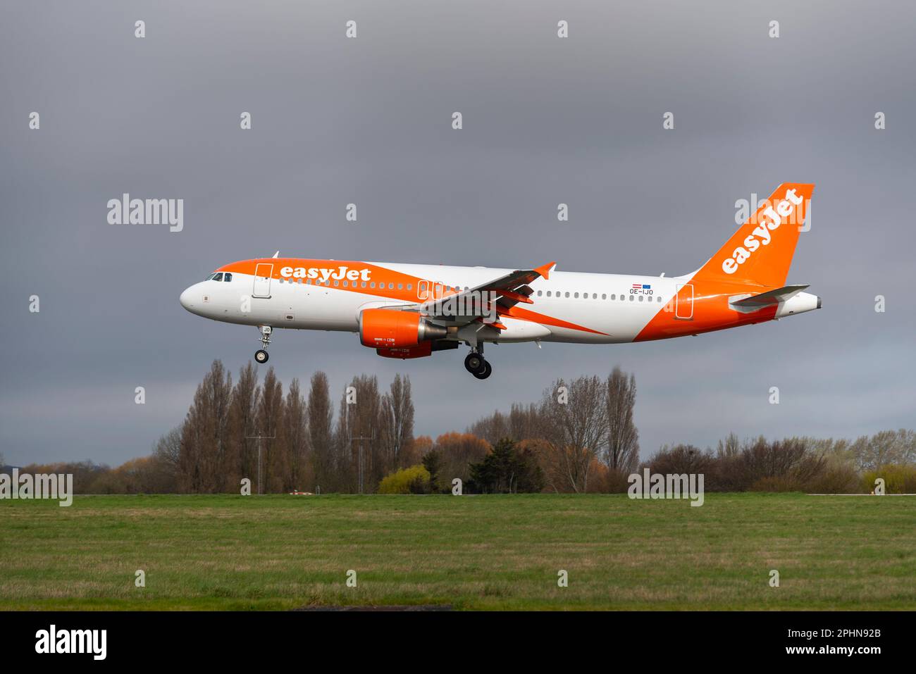 Side view of landing plane hi-res stock photography and images - Alamy