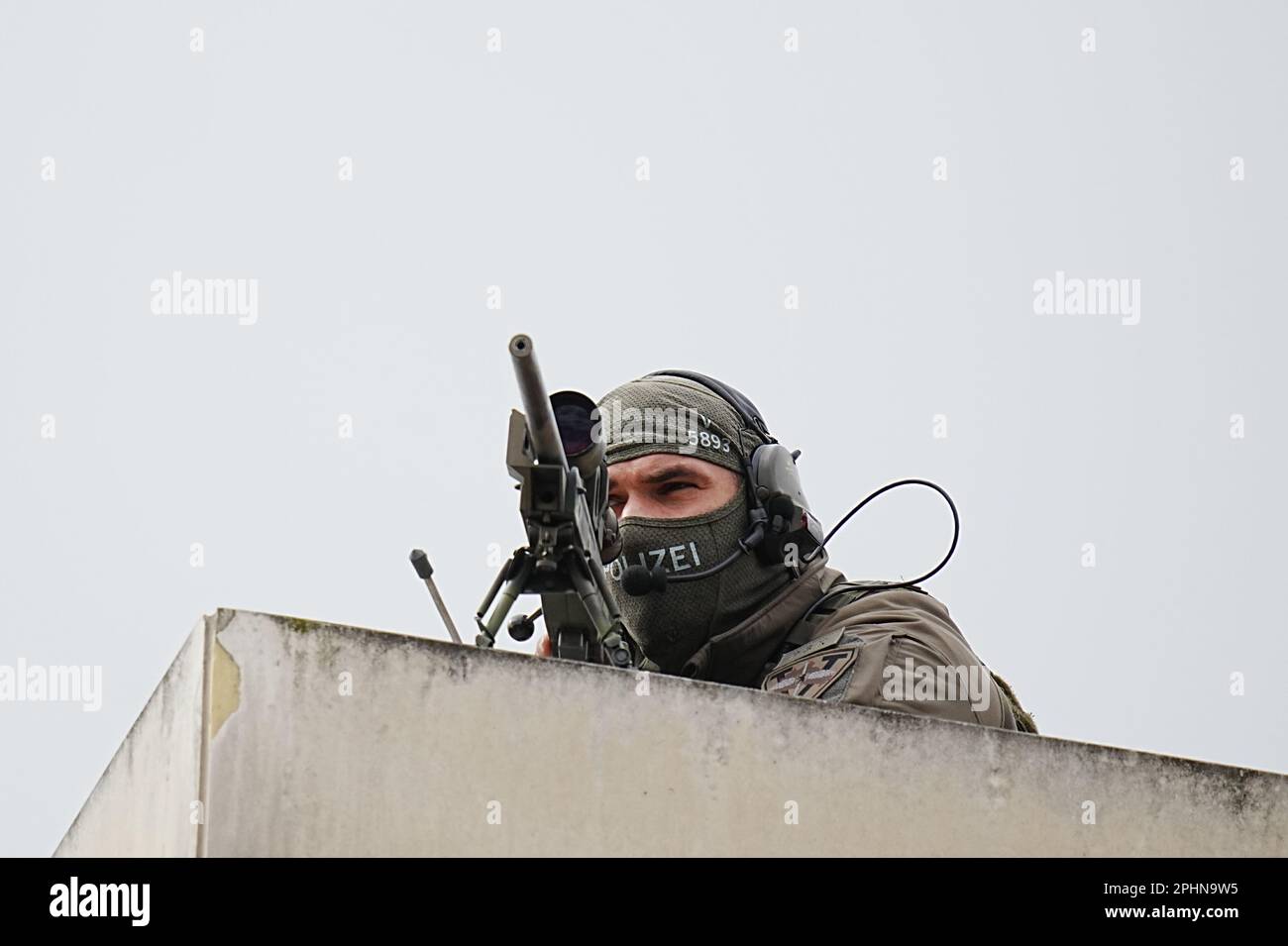 Berlin, Germany. 29th Mar, 2023. Snipers are at their post ahead of the ...