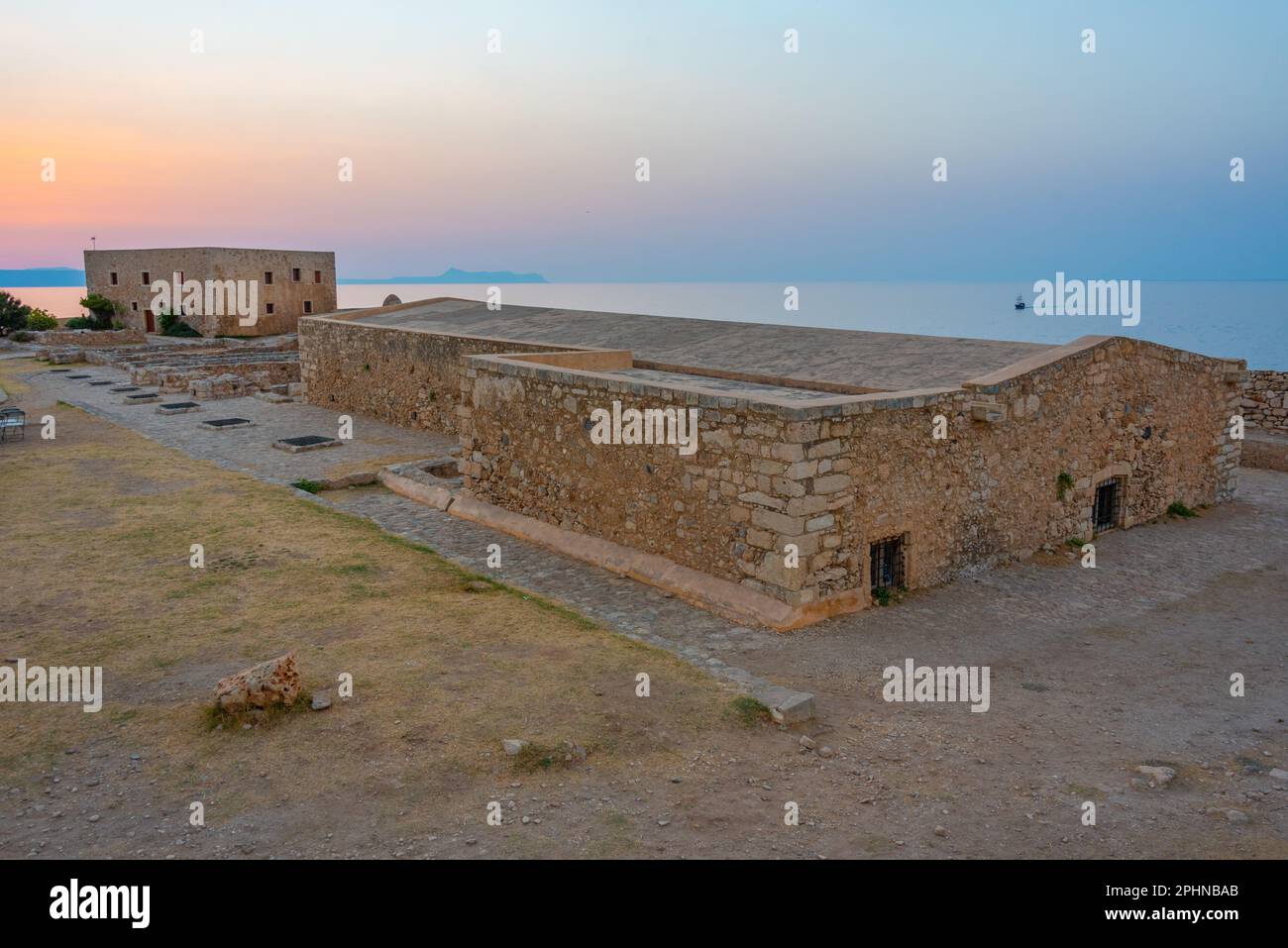Sunset view of buildings at Venetian Fortezza Castle in Greek town ...