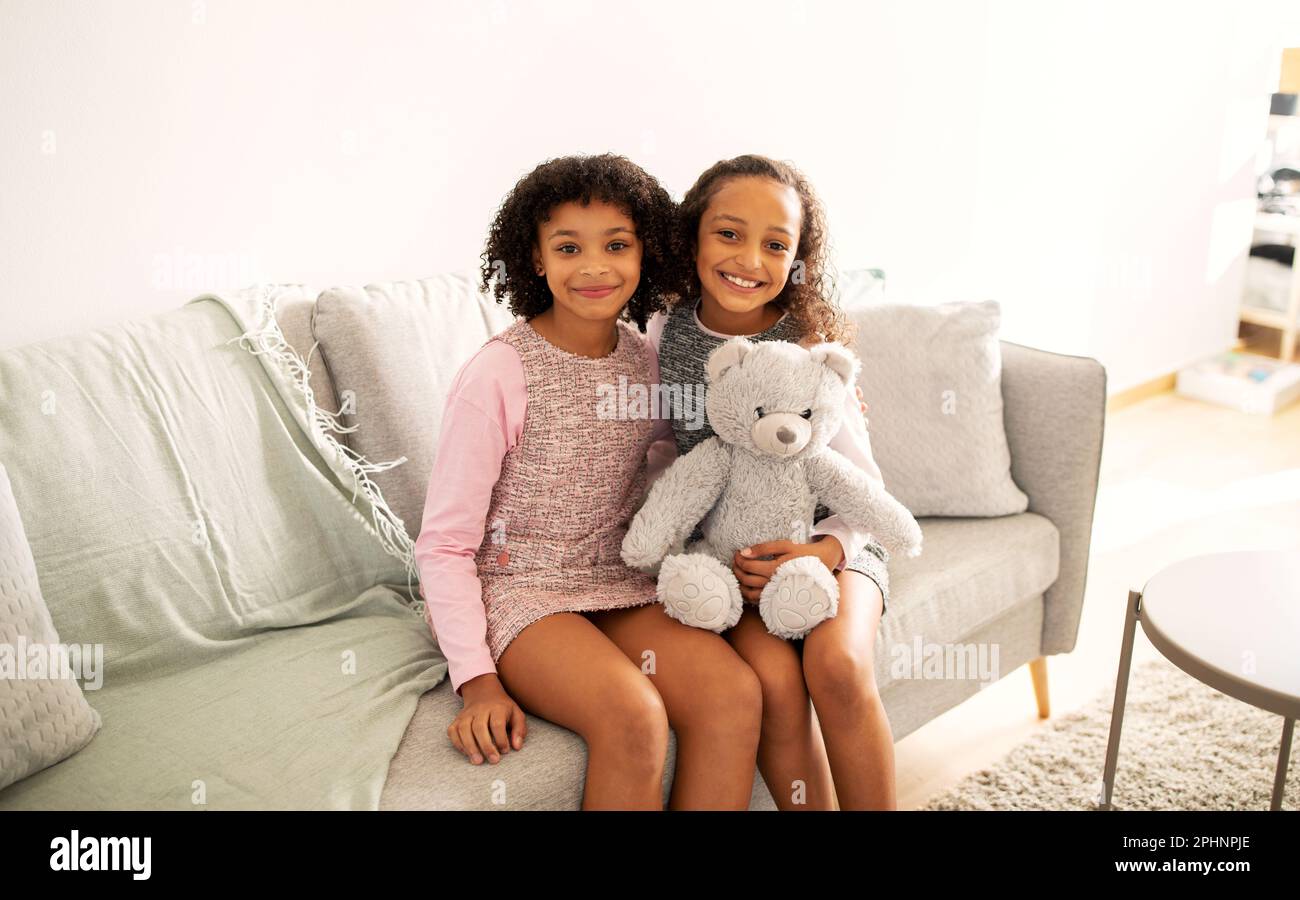 African american sisters hugging hi-res stock photography and images - Alamy