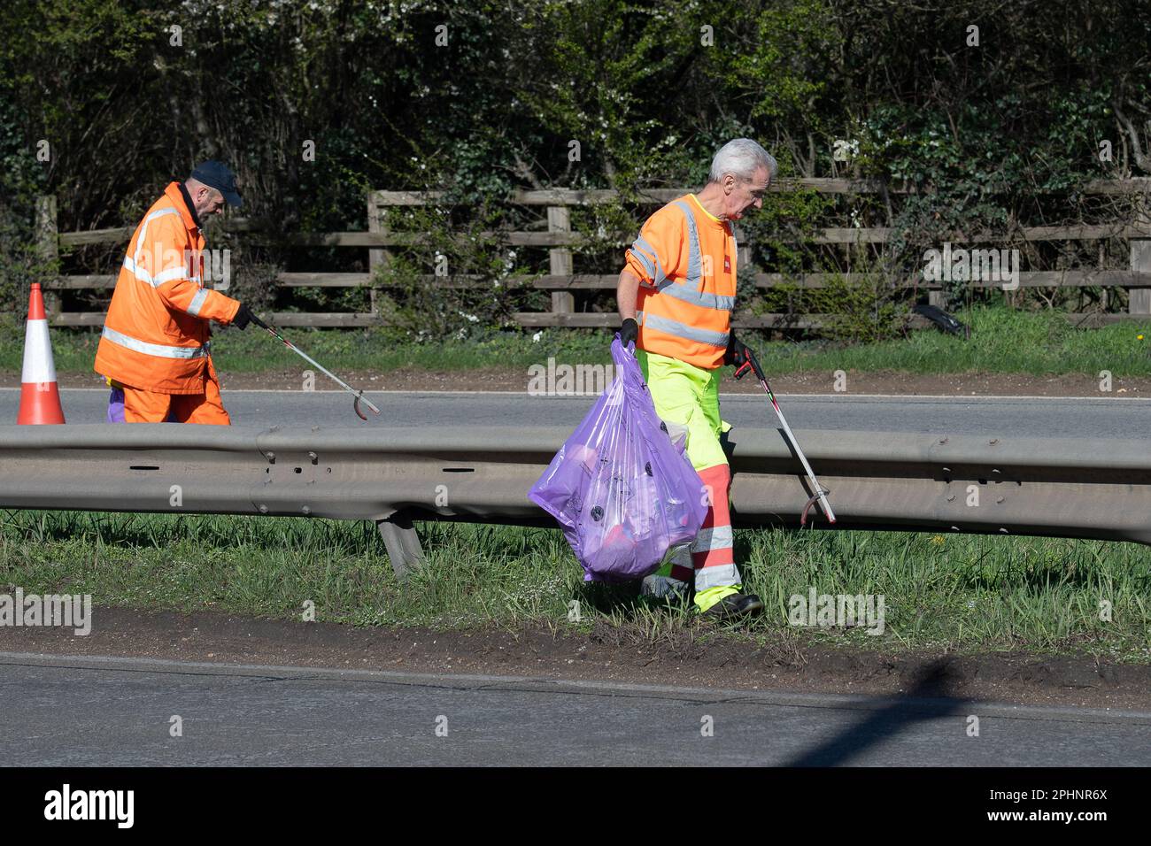 Highways england litter hi-res stock photography and images - Alamy