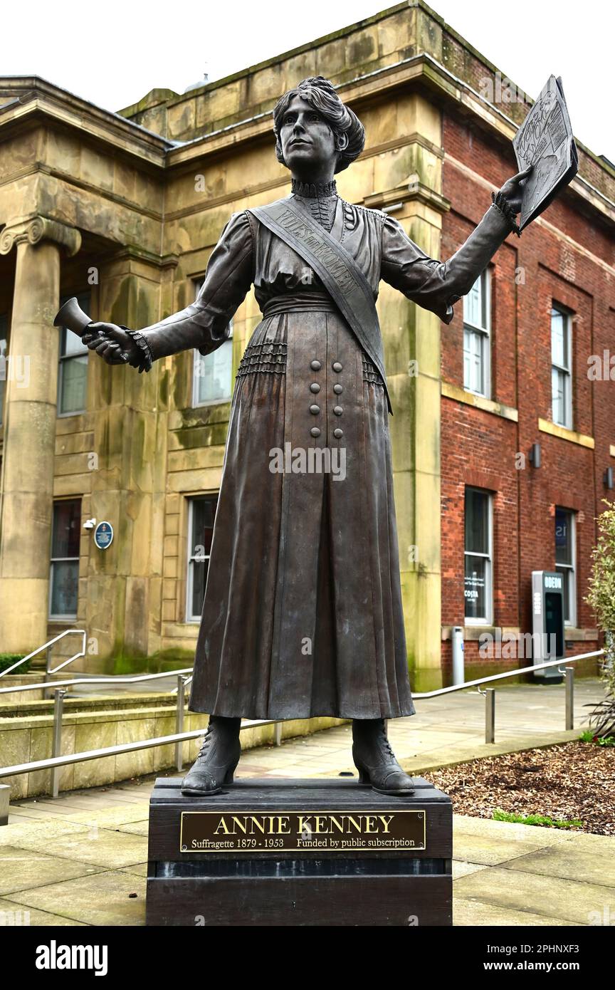 Annie Kenney statue Stock Photo - Alamy