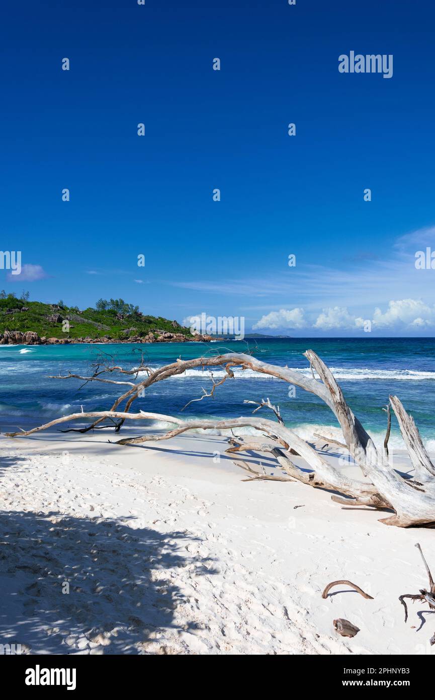 Empty landscape relaxing bay beach hi-res stock photography and images ...