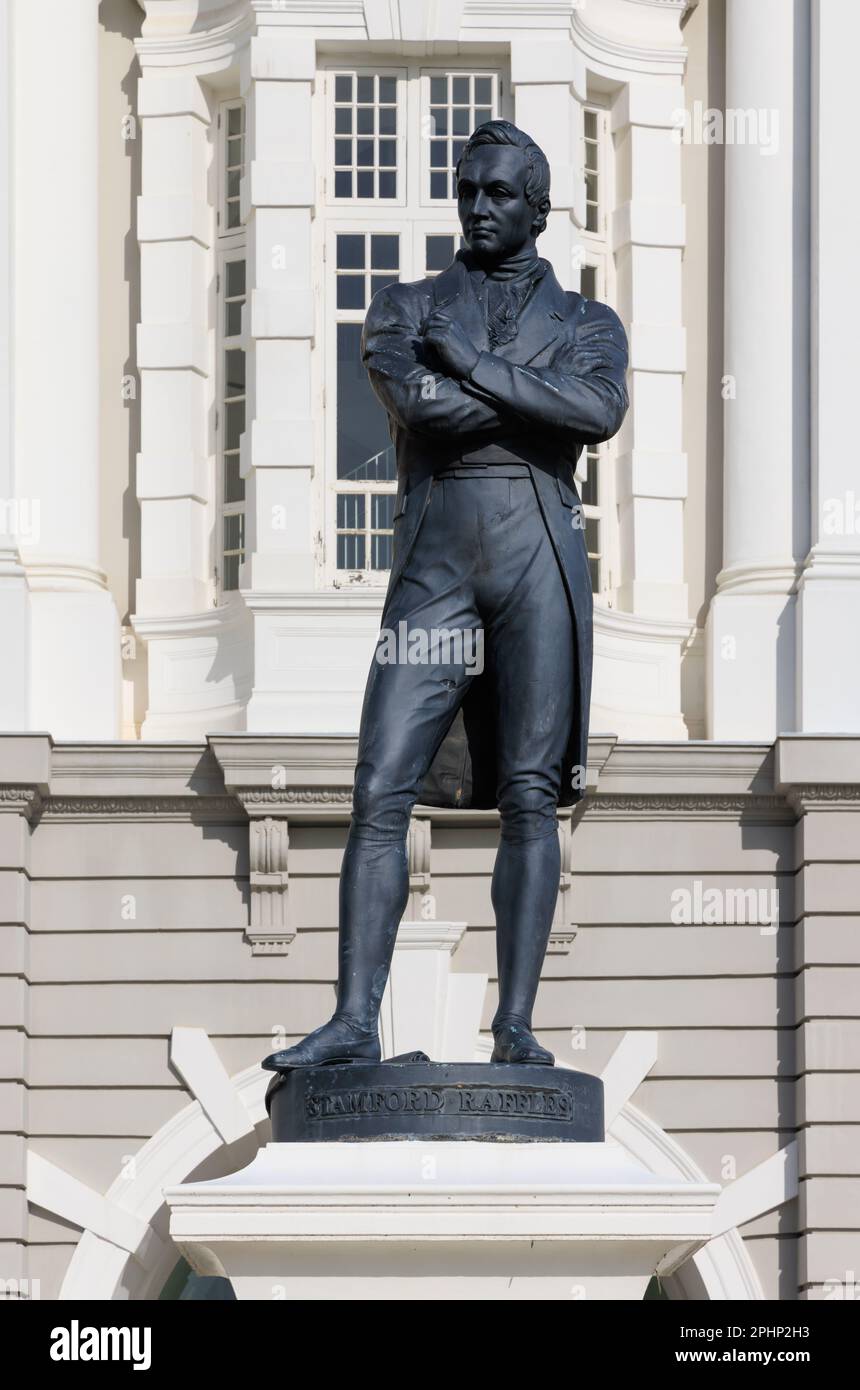 Statue of Stamford Raffles in front of the Victoria Theatre and Concert ...
