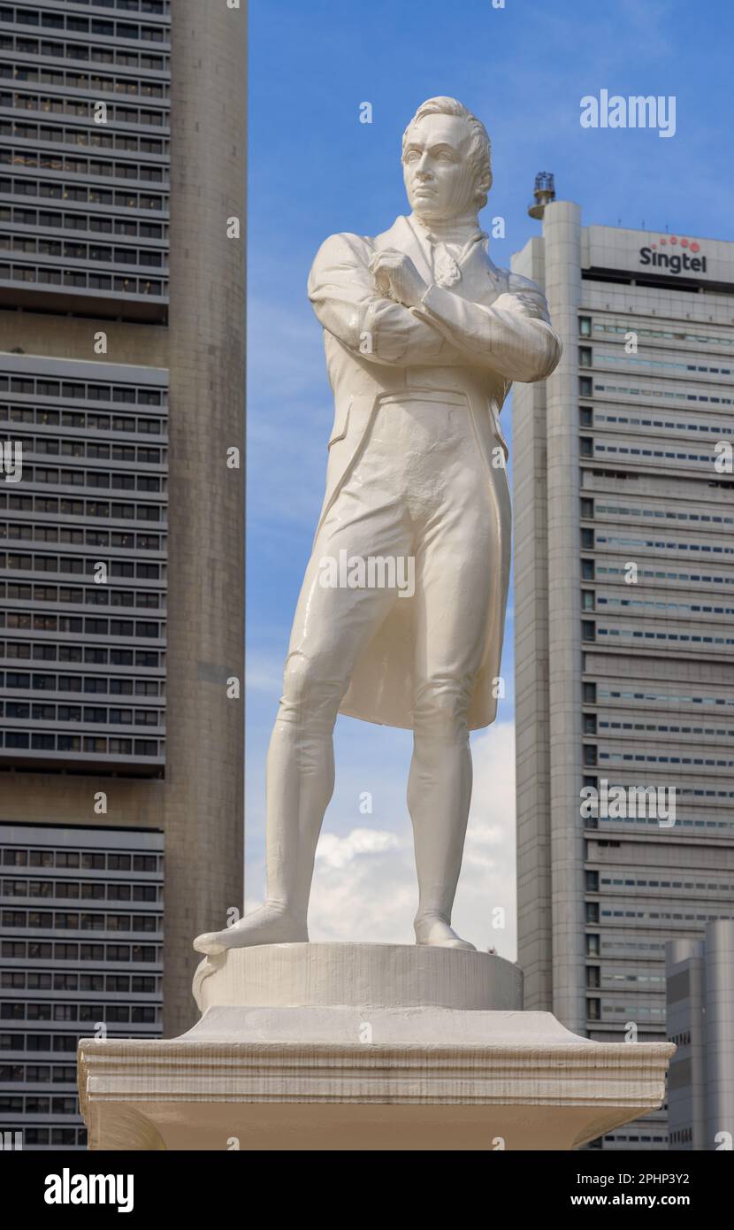 Statue of Sir Thomas Stamford Raffles, Empress Place, Singapore Stock Photo - Alamy