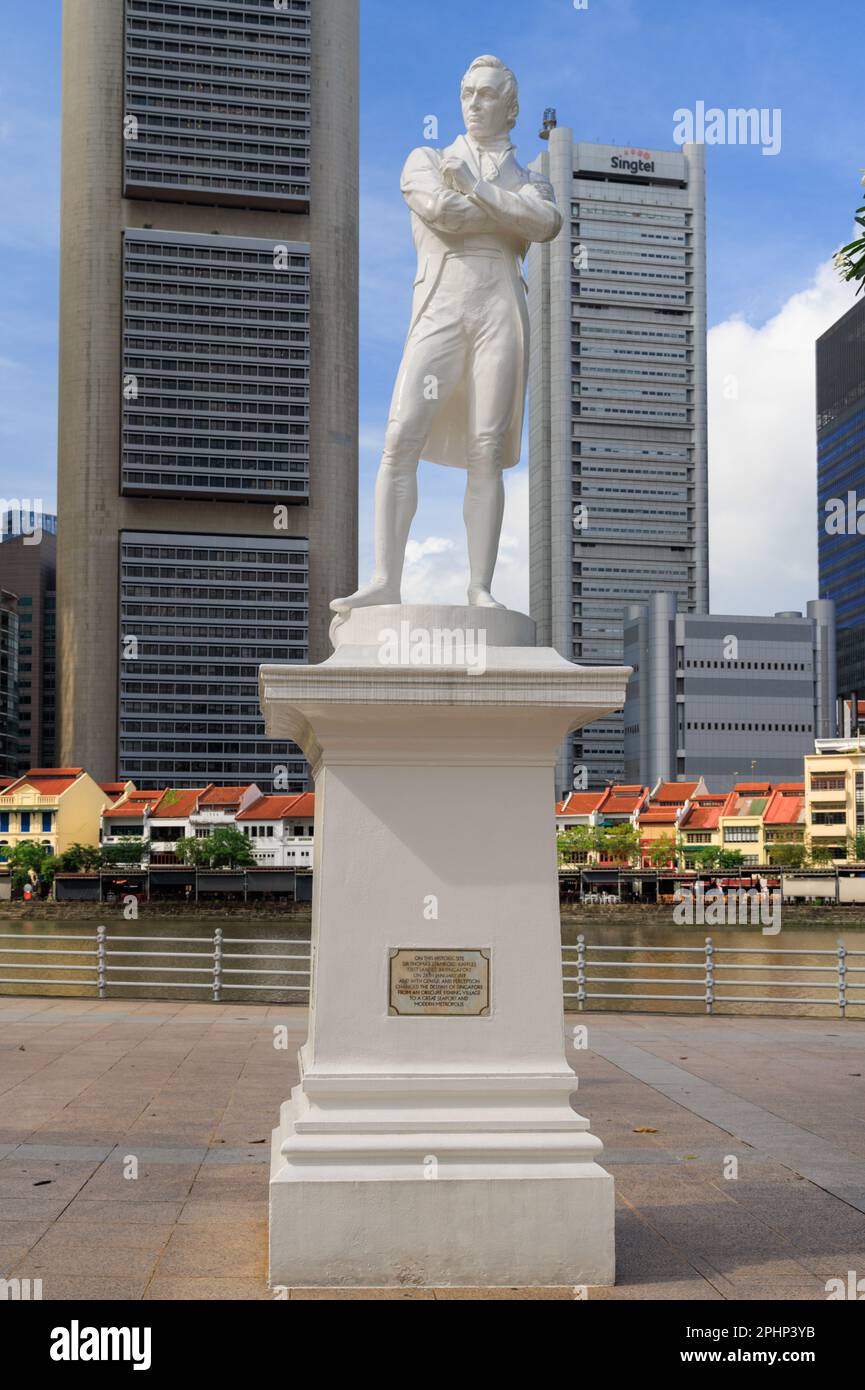 Statue of Sir Thomas Stamford Raffles, Empress Place, Singapore Stock Photo - Alamy