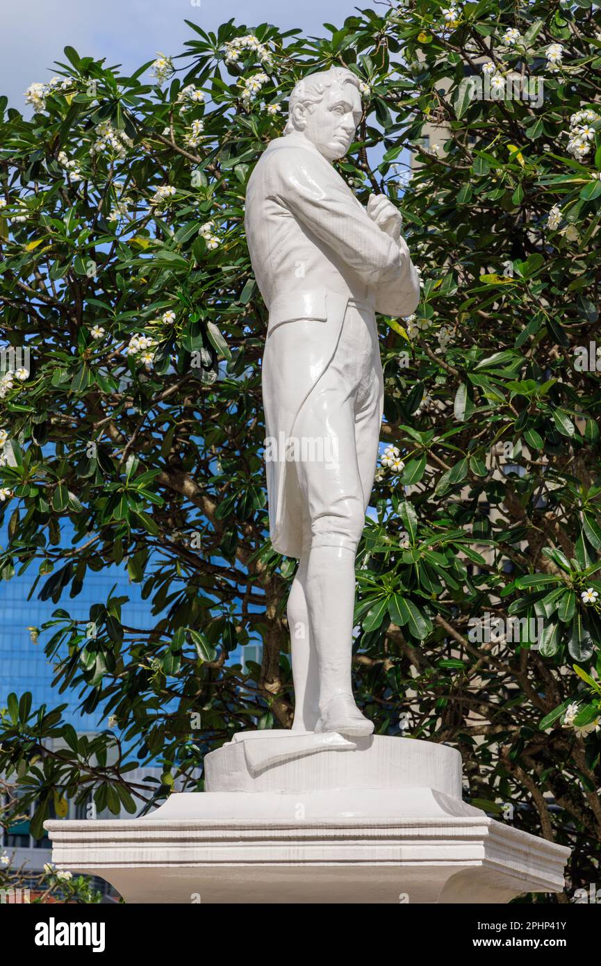 Statue of Sir Thomas Stamford Raffles, Empress Place, Singapore Stock Photo - Alamy