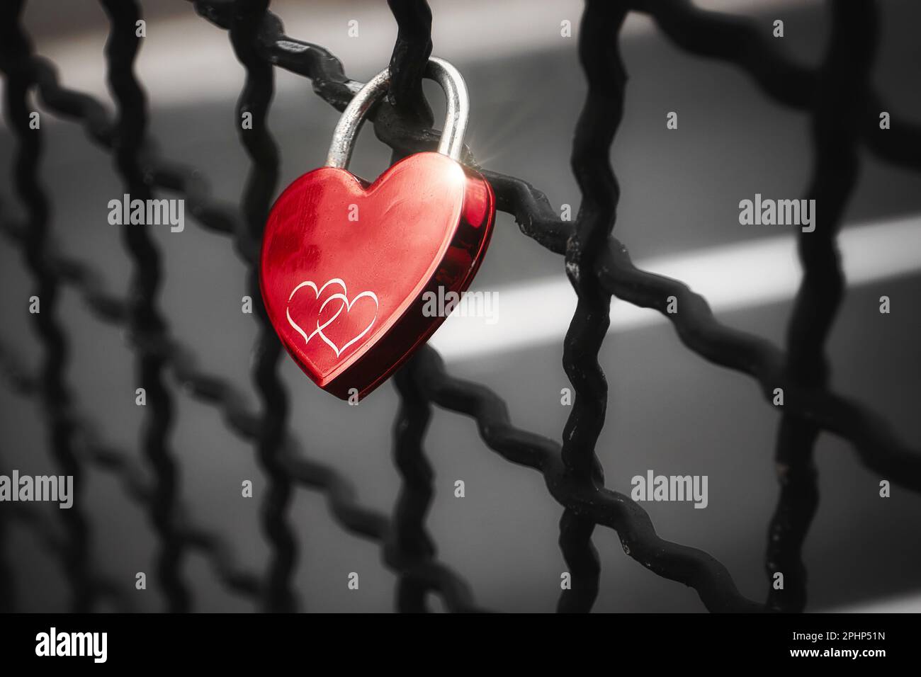 Red heart lock on a fence Stock Photo - Alamy