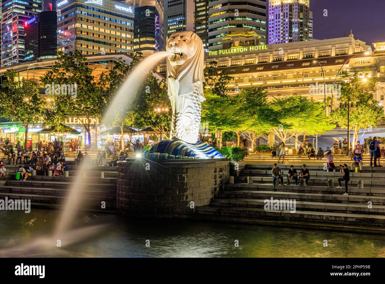 Evening view of the iconic Merlion and and Singapore skyline Stock ...