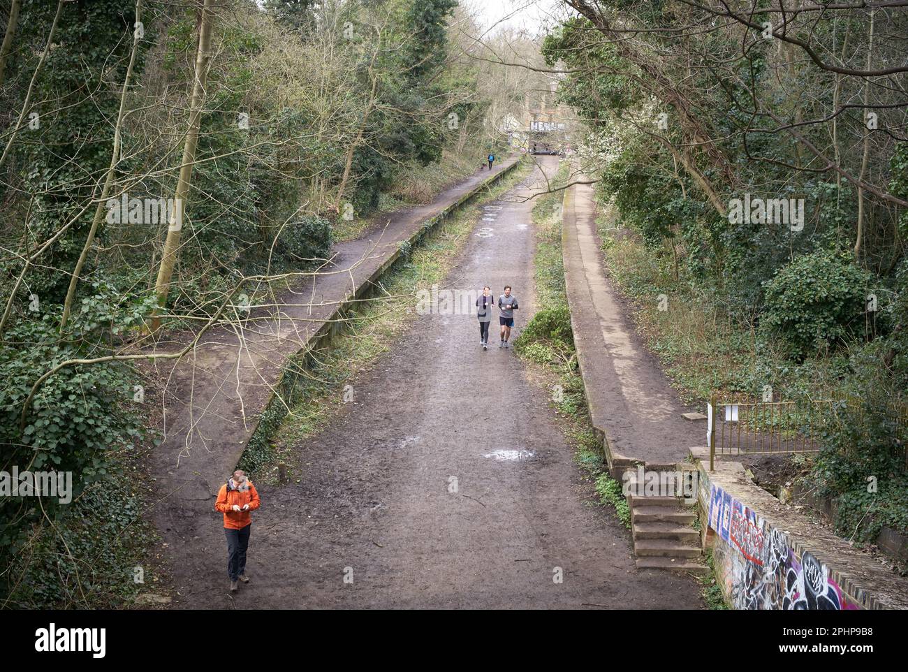 The Parkland Walk is the longest linear nature reserve in London (4km ...