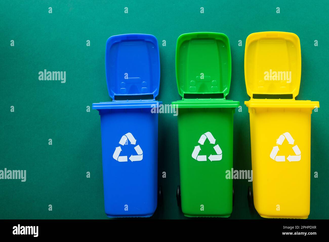 Miniature trash cans, Segregation of garbage, Different colors ...