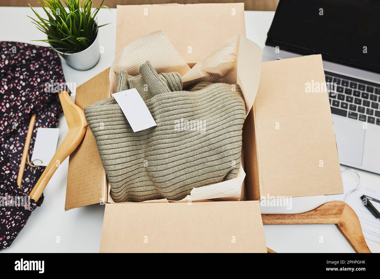 Unpack unpacking pack packing hi-res stock photography and images - Alamy