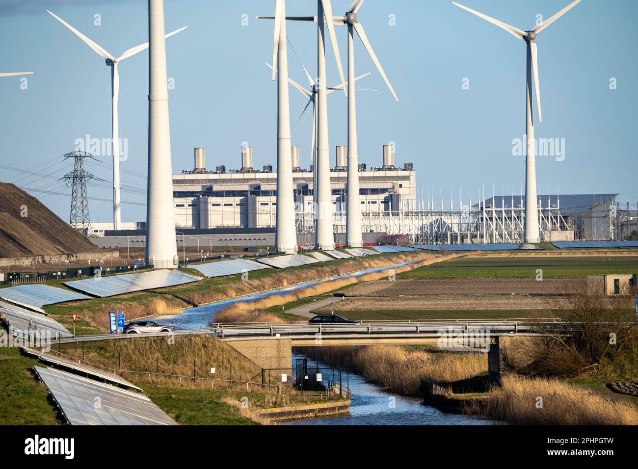 Solar park on the Slaperdijk dike near the Eemshaven, test project ...