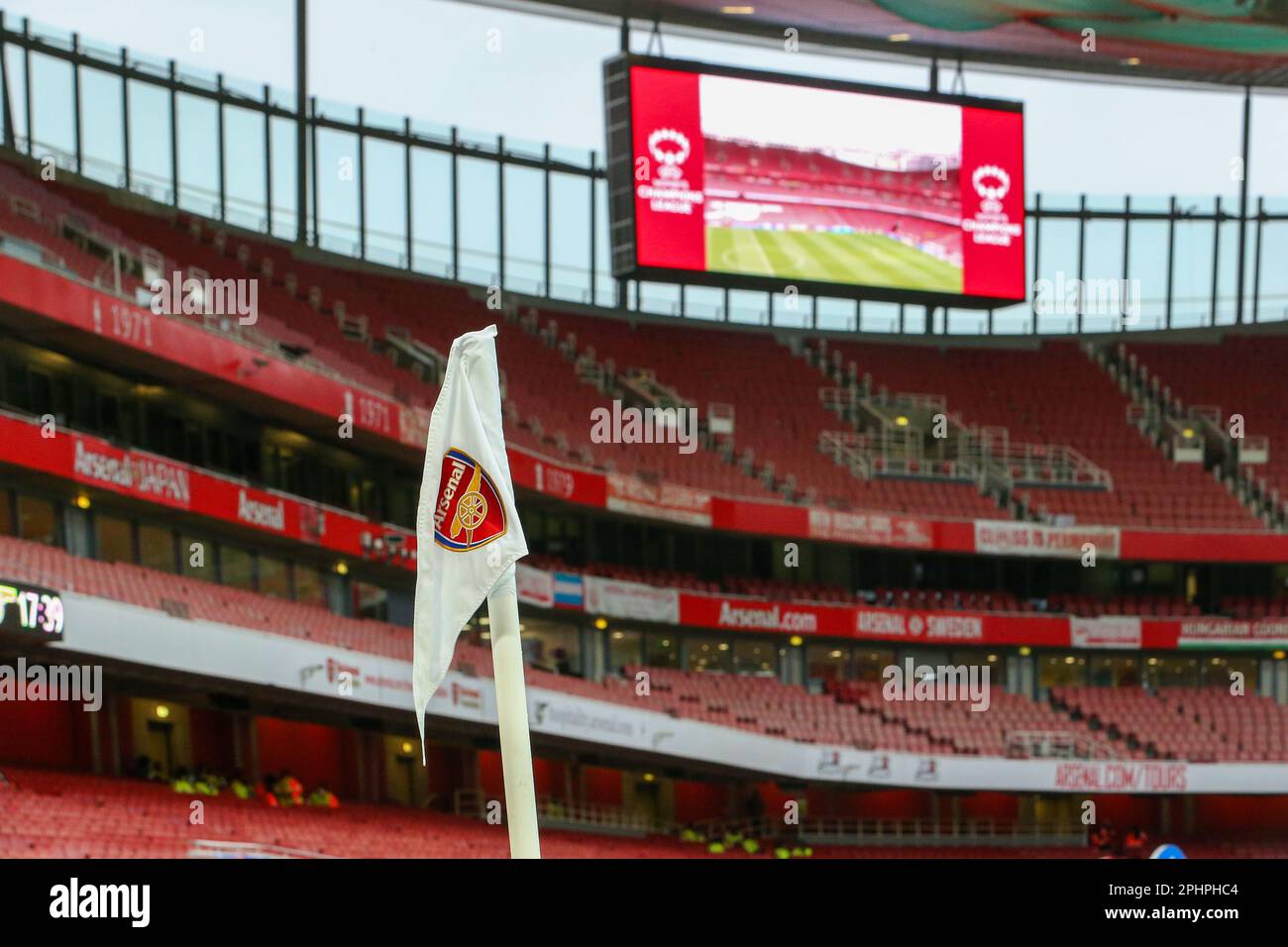 Emirates stadium corner flag hi-res stock photography and images - Alamy