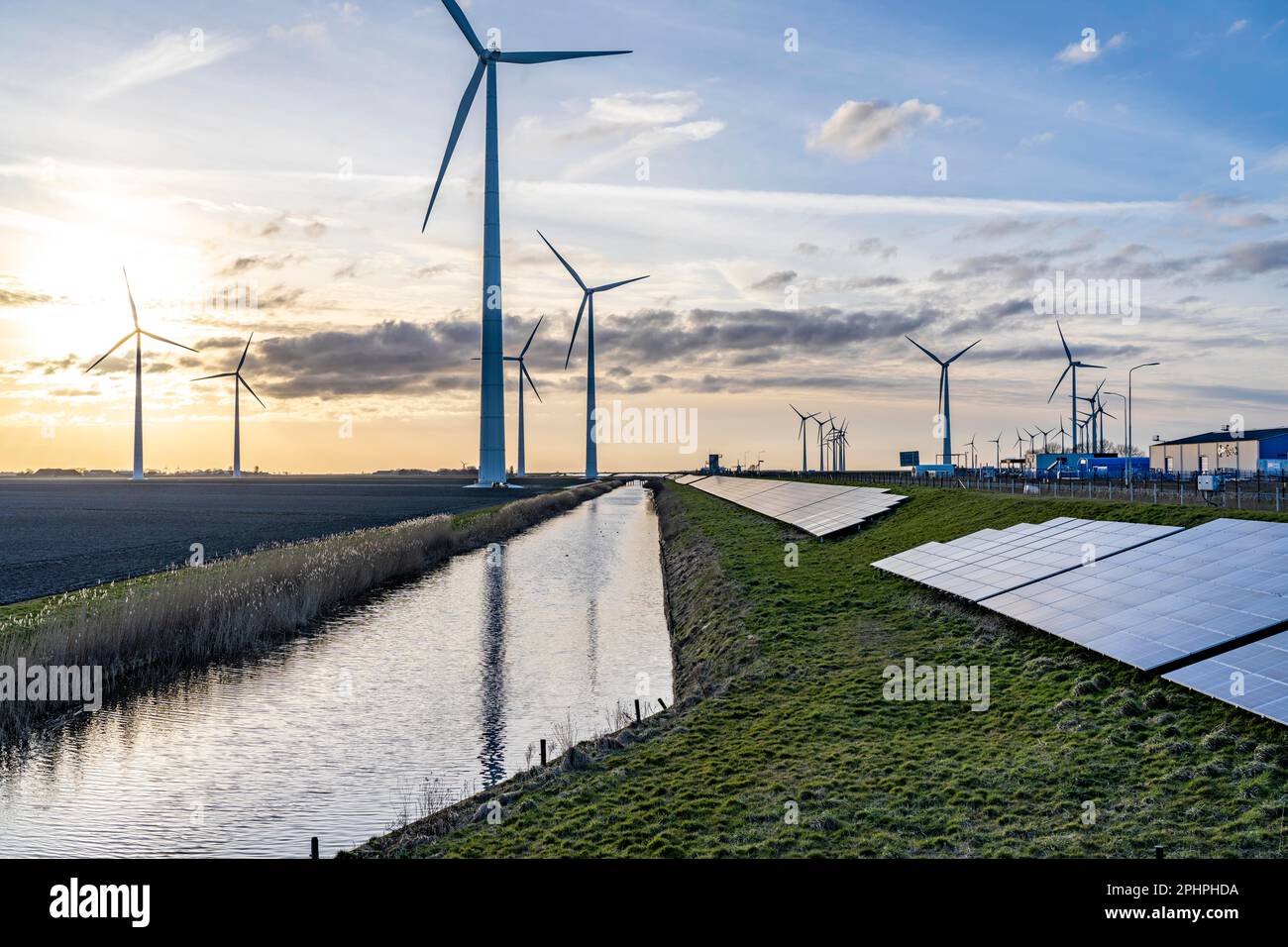 Solar park on the Slaperdijk dyke near the Eemshaven, test project ...