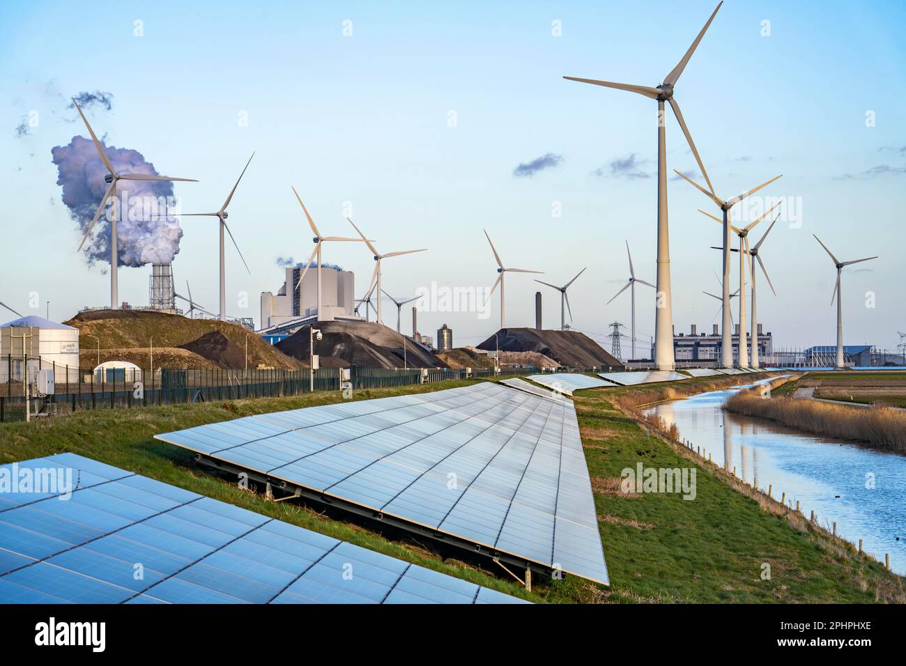 Solar park on the Slaperdijk dyke near the Eemshaven, test project ...