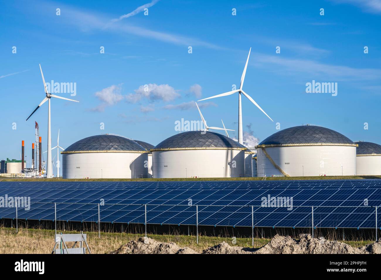 Vopak Solarpark Eemshaven, 19 hectares of solar modules with a capacity ...