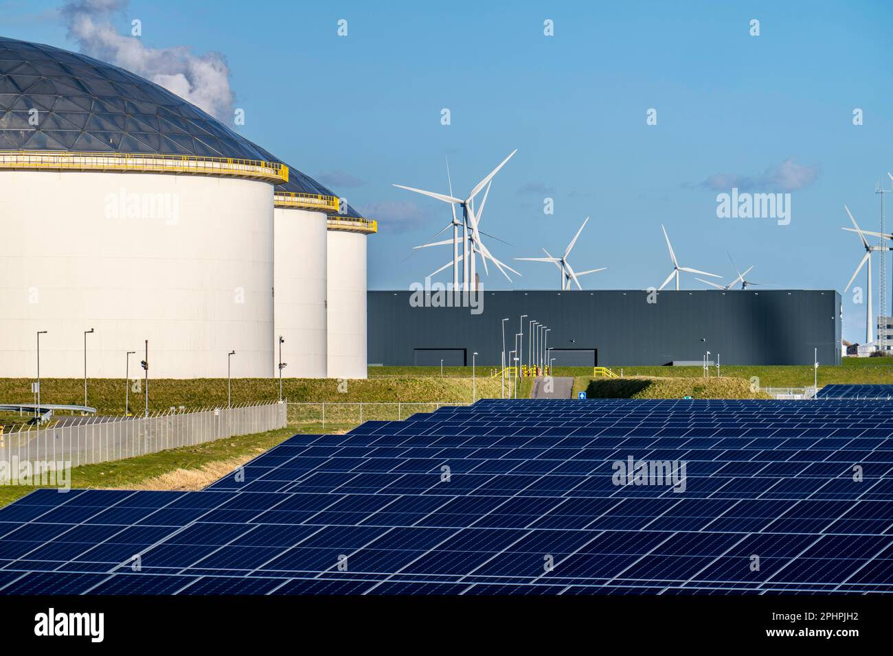 Vopak Solarpark Eemshaven, 19 hectares of solar modules with a capacity ...
