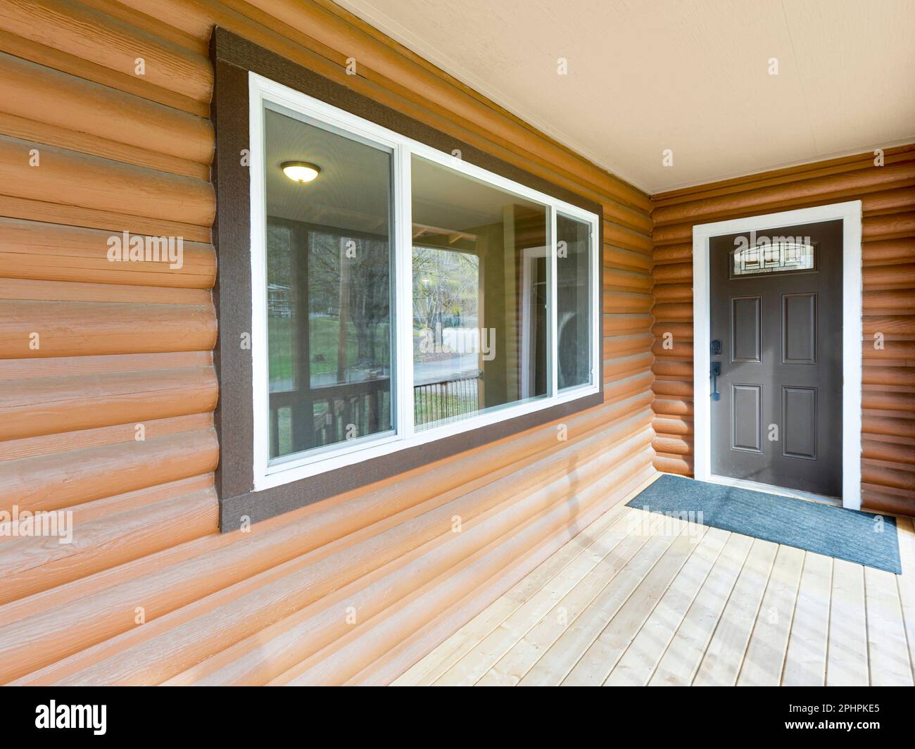 Modern residential front deck exterior Stock Photo - Alamy