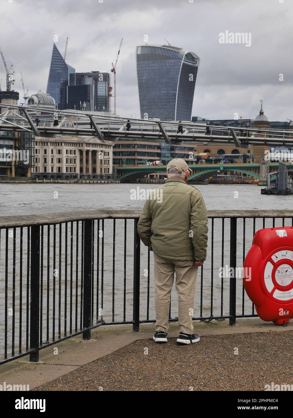 London skyline day alone hi-res stock photography and images - Alamy