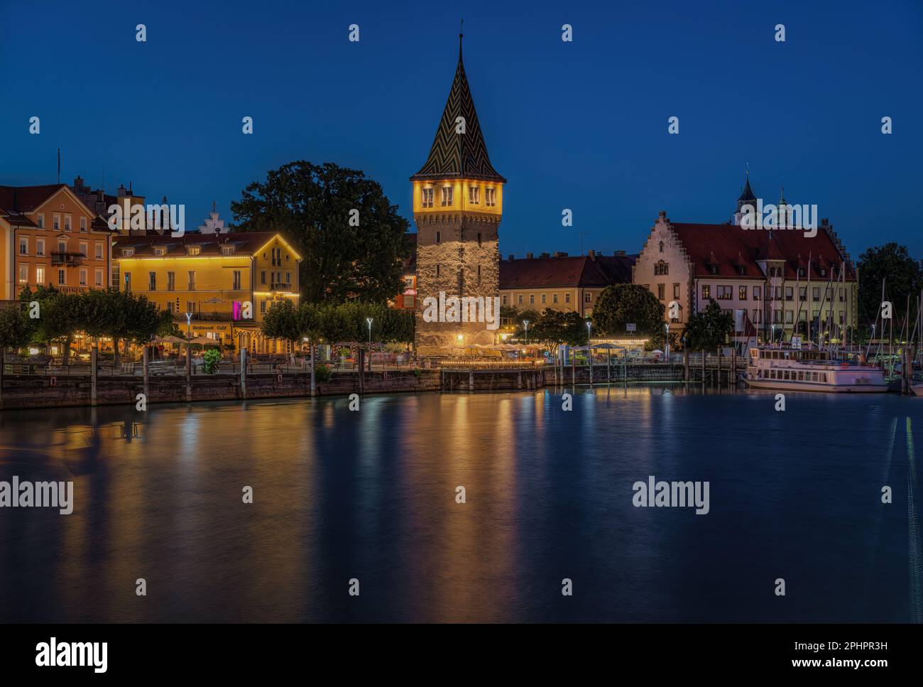 Night view of the picturesque port of Lindau with the Mangenturm tower ...