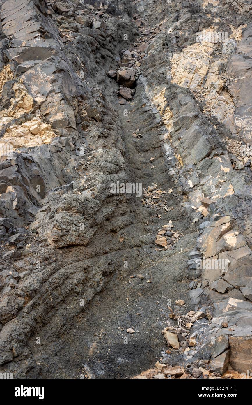 Colors and structures of the rocks inland, finishing at the Pena ...