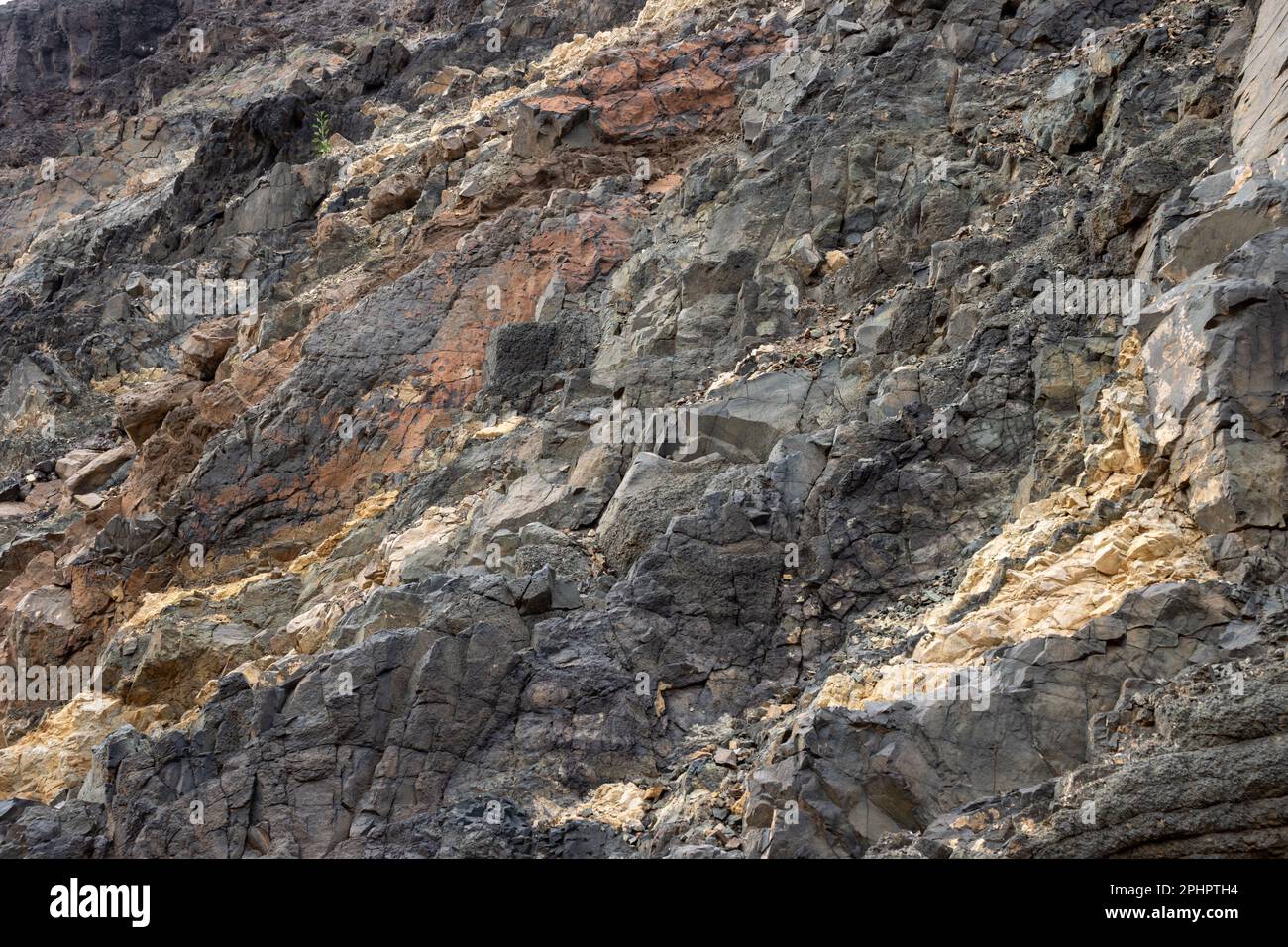 Colors and structures of the rocks inland, finishing at the Pena ...