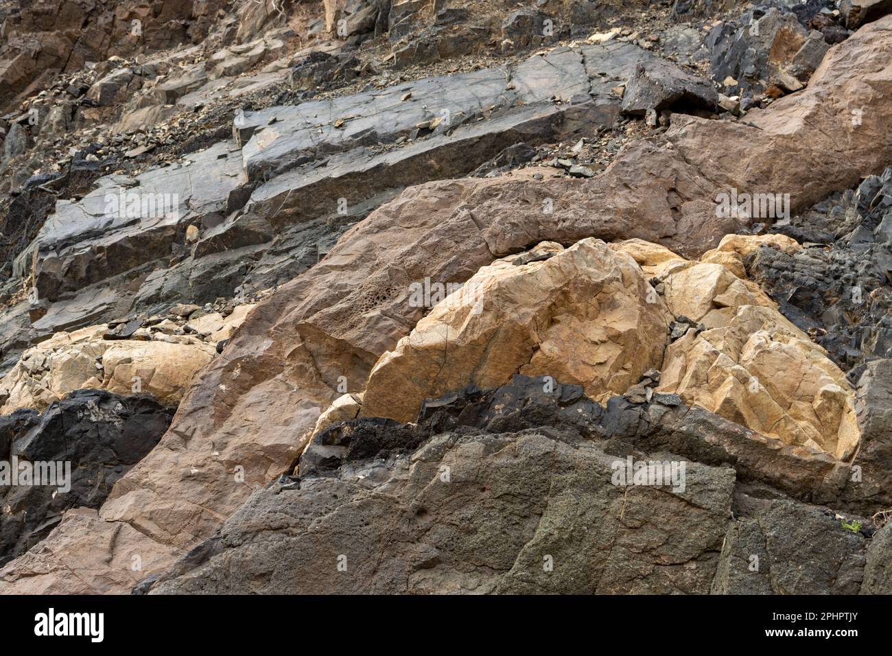 Colors and structures of the rocks inland, finishing at the Pena ...